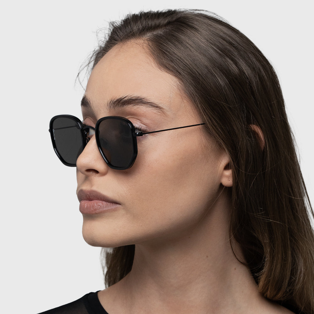 OTRA EYEWEAR Tate Sunglasses - Black/ Smoke | Elwood 101